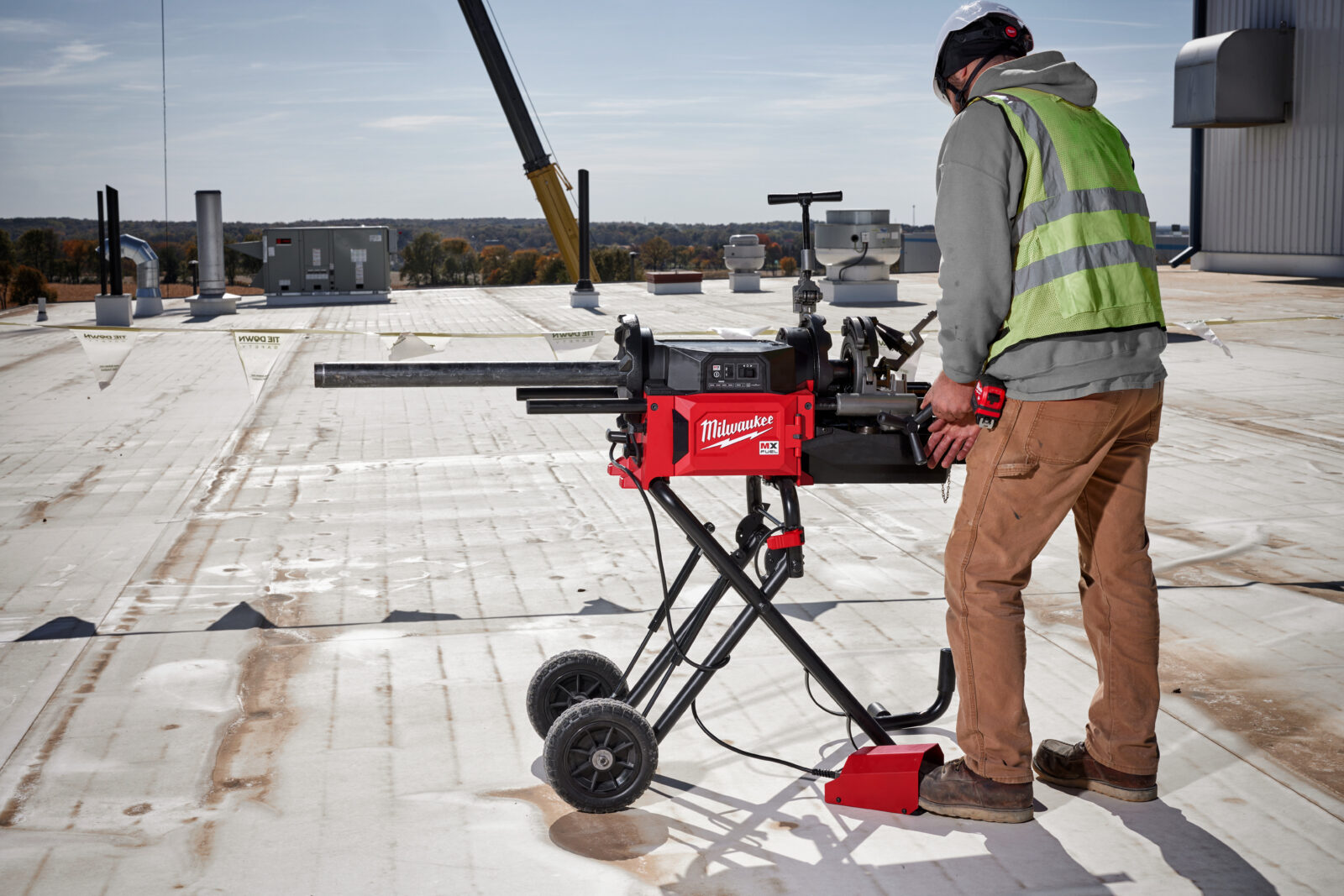 Milwaukee MX FUEL Pipe Threader: The Industry’s First Cordless ...
