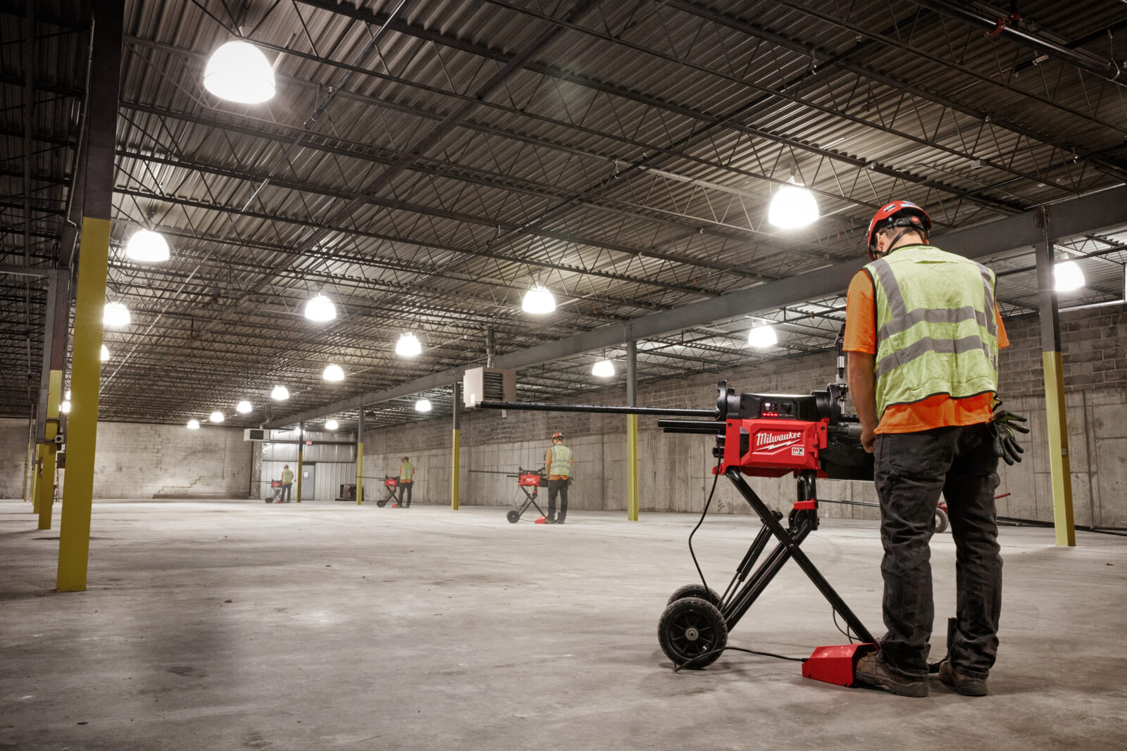 Milwaukee MX FUEL Pipe Threader: The Industry’s First Cordless ...