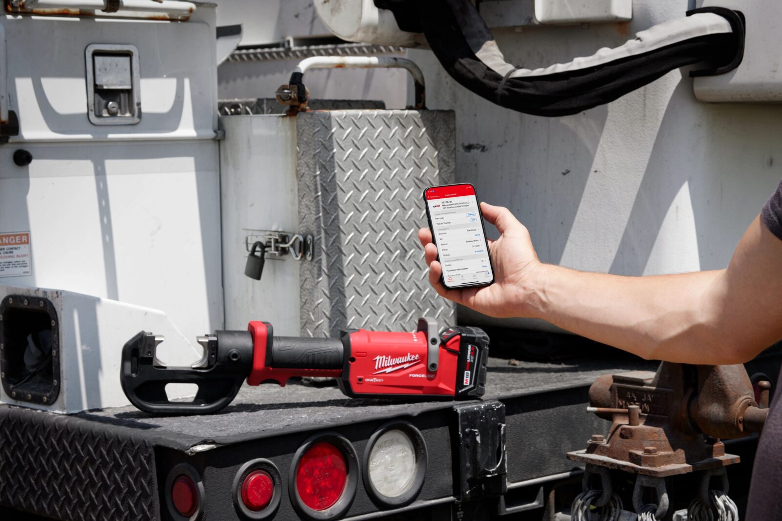 Milwaukee’s NEW 12T Kearney Linear Crimper – Ohio Power Tool News